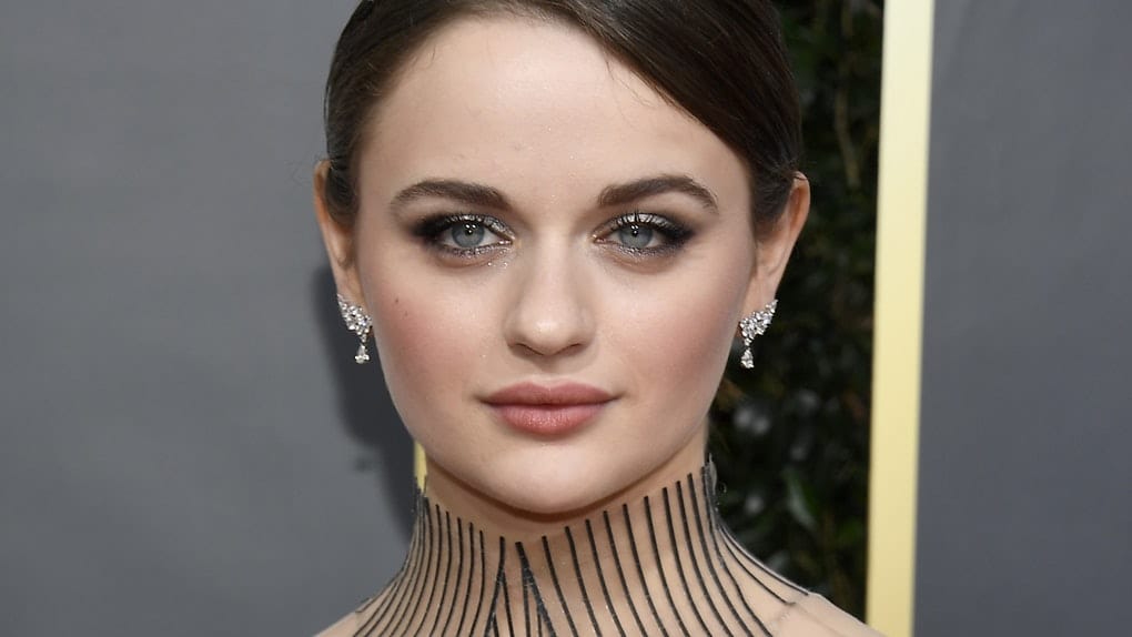Maquillaje de Joey King en los Globos de Oro 2020